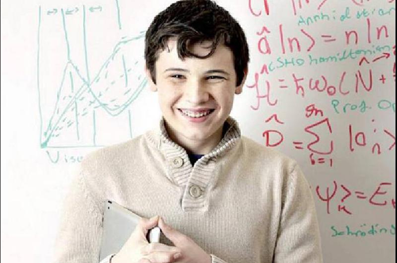 A los 2 años le diagnosticaron autismo, ahora tiene 14 y lo comparan ...