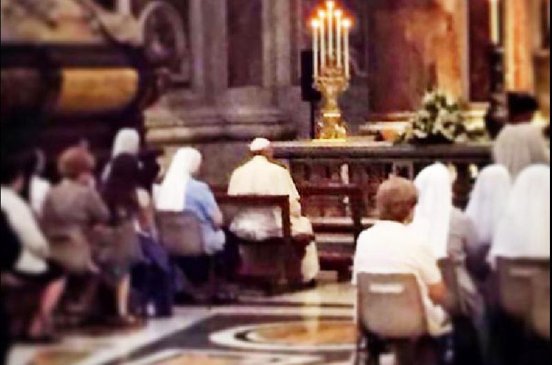 El Papa Francisco, sentado entre los fieles en una misa - El Papa ...