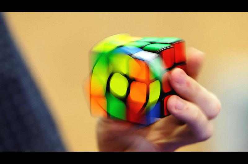 Increíble: Un joven bate el récord mundial de armar un cubo Rubik - La ...