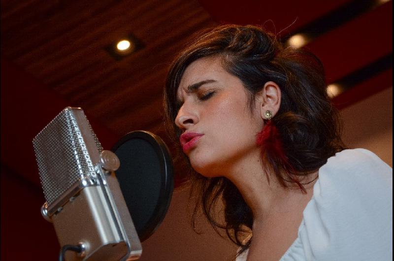 Eli Fernández despliega sus “Alas sin pena” y crea maravillosas ...