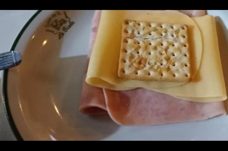 Un reconocido economista pidió una galletita de agua con jamón y queso ...
