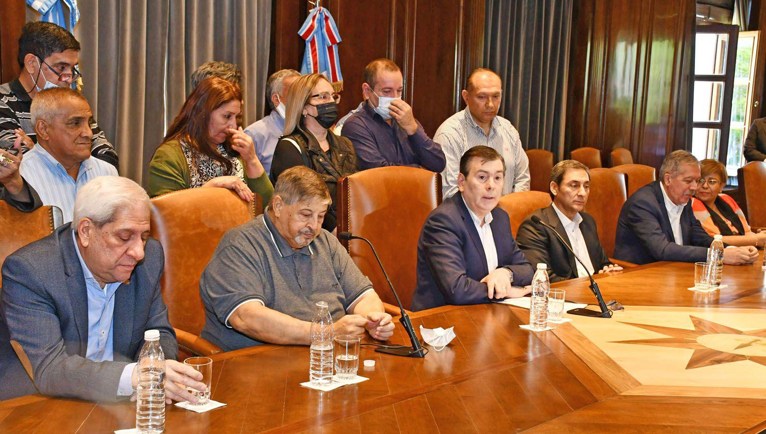 Zamora anunció un bono de $ 200 mil y un incremento salarial del 95% ...