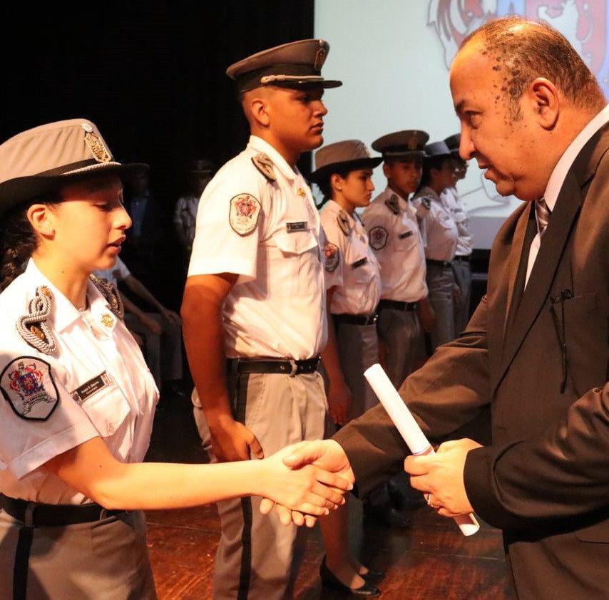 Egresó la primera promoción mixta de cadetes del Liceo Policial - Las ...