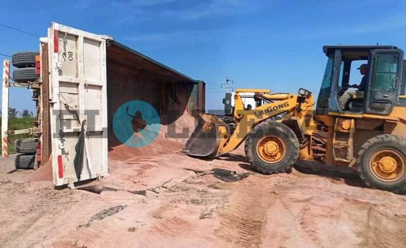 Camión con carga de ripio sufrió el vuelco de la batea en el interior ...