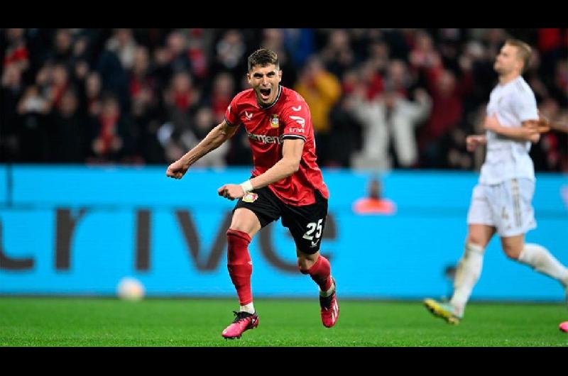 Doblete de Palacios permitió a Leverkusen vencer a Bayern Münich y bajarlo de la punta en ...