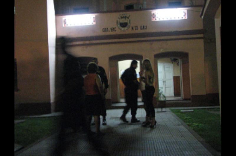 Sin ser invitado, joven friense irrumpe en vivienda ajena, acuchilla a su ex y a un amigo - Una ...