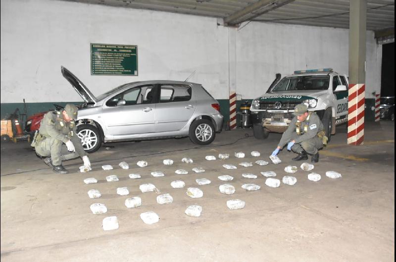 Transportaban Droga Oculta En La Guantera El Guardabarros Y Debajo Del