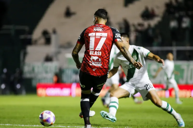 Central Córdoba bajó su rendimiento y perdió un duelo clave - Juan Bisanz, de penal, marcó el ...