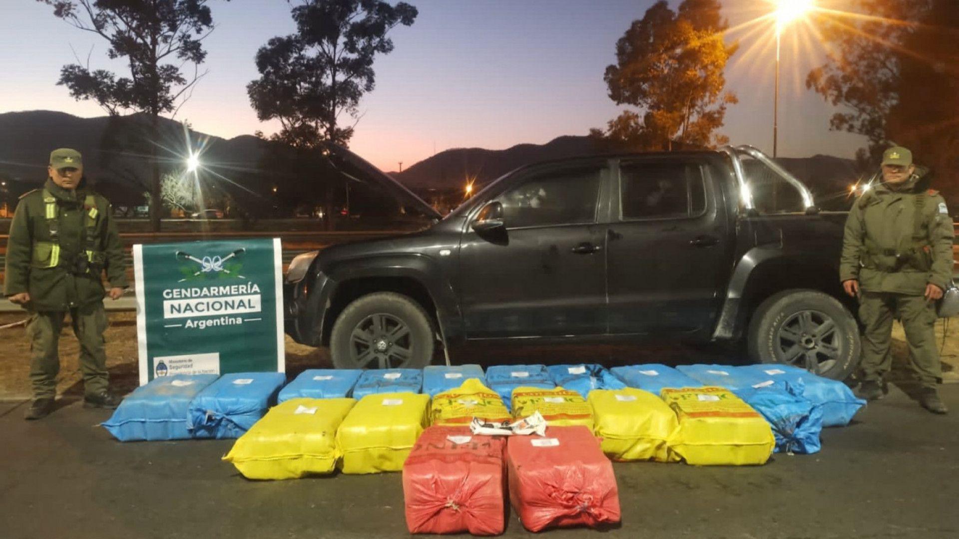 Tras seguimiento controlado, secuestran 510 kilos de coca y detienen a tres ciudadanos ...