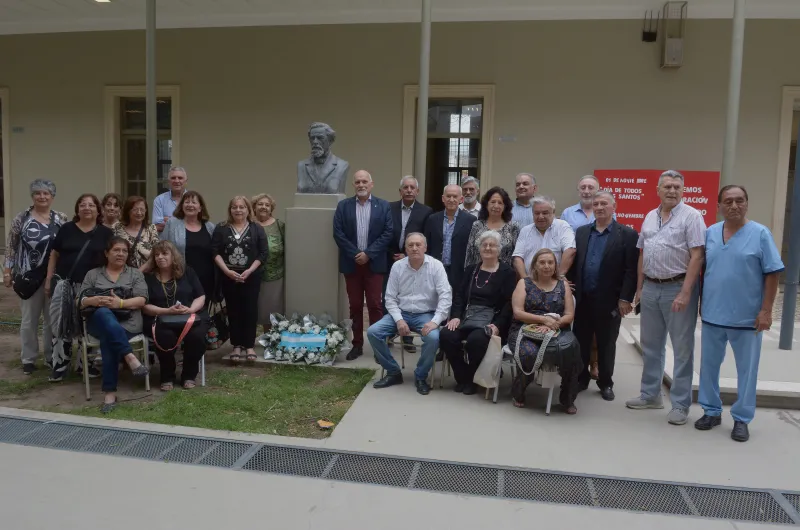 Emoción en el reencuentro de la promoción 1973, del Colegio Absalón ...