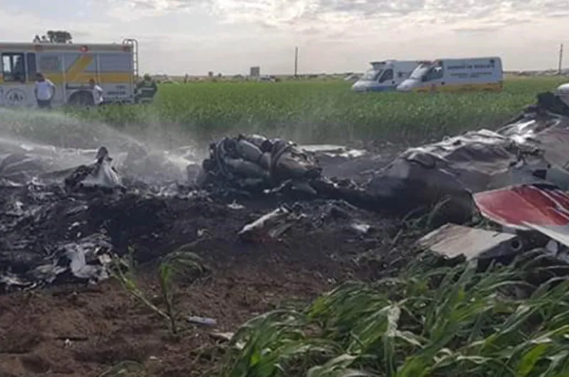 Conmoción: murieron 2 personas tras estrellarse una avioneta en una exhibición - Las víctimas ...