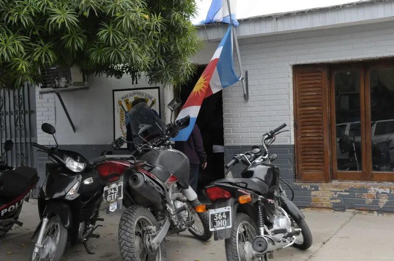 Irrumpió en la casa de su ex y la golpeó con un martillo de madera en ...