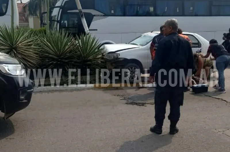 Un Hombre Se Descompensó Mientras Manejaba Chocó Contra Un Poste Y