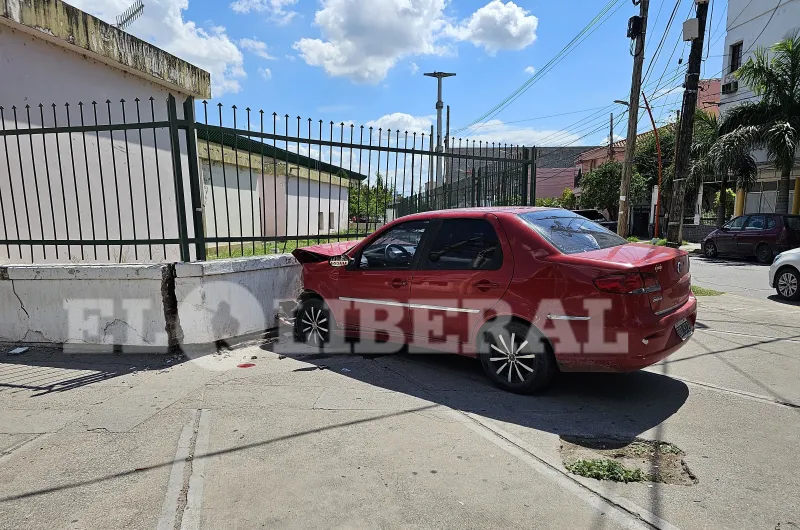 Impactante choque terminó con un auto incrustado en la pared del ...