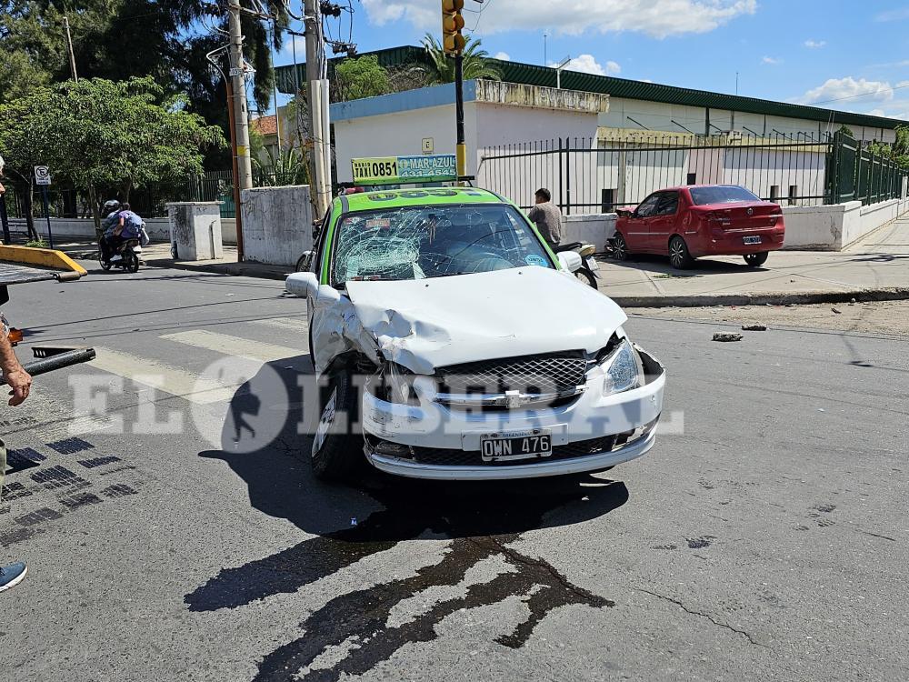 Impactante choque terminó con un auto incrustado en la pared del ...