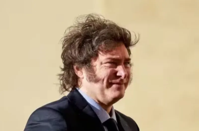 VIDEO | Milei se bajó del auto y saludó a argentinos antes de su ...