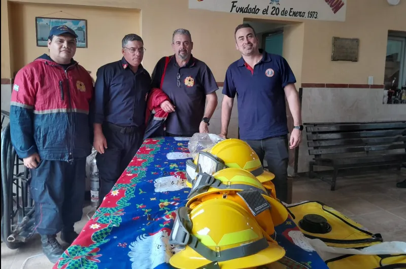 Los Bomberos Voluntarios recibieron elementos para combatir el fuego ...