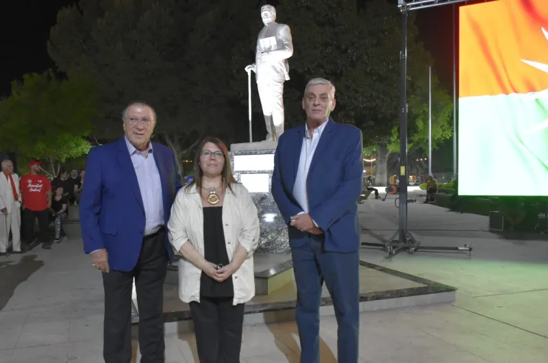 El intendente Salim inauguró una estatua de Raúl Ricardo Alfonsín ...