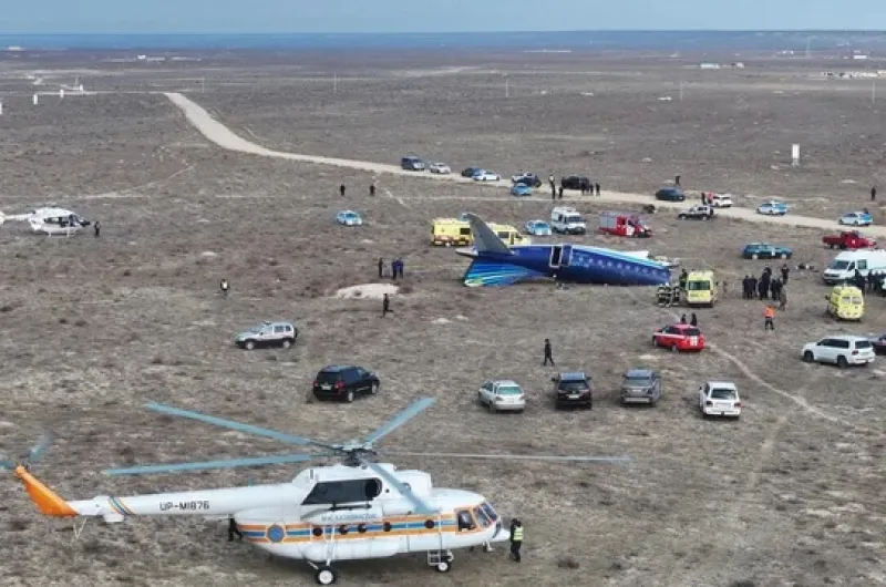 Se estrelló un avión de pasajeros de Azerbaijan Airlines en Kazajistán - El vuelo J2-8243 de ...