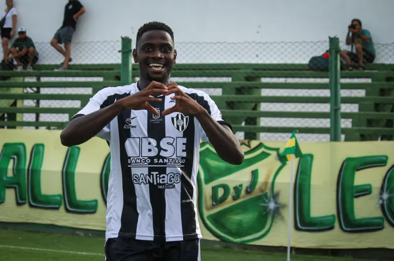 Angulo hizo su primer gol y crece su protagonismo - El delantero Luis ...