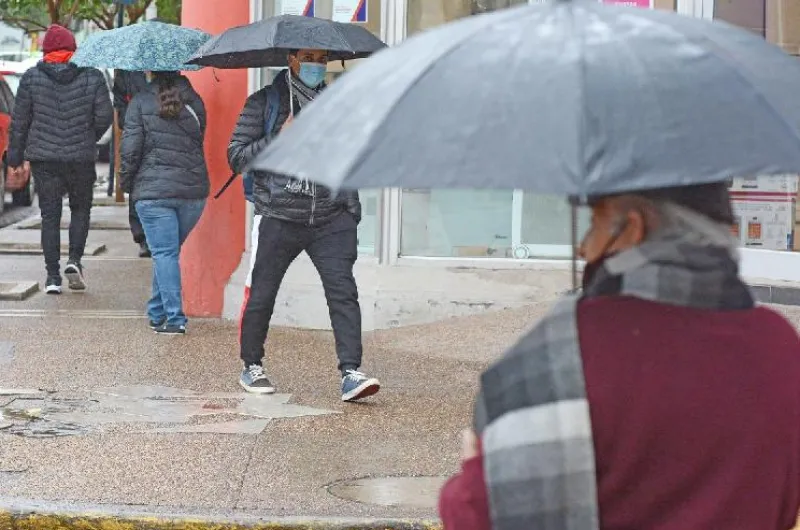 Día gris, lluvioso, frío y con alerta: Cómo seguirá el clima este ...