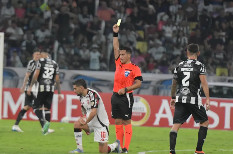 POLÉMICA| El VAR le anuló un penal para el ferro - El árbitro cobró la ...