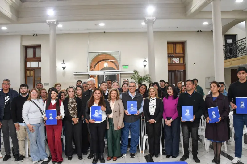 La intendente Fuentes entregó personerías jurídicas a asociaciones ...