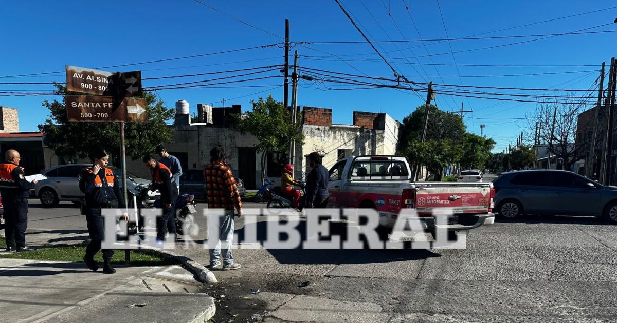 Fuerte choque entre una moto y una camioneta deja a una mujer herida - Personal policial de la ...