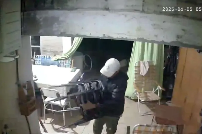 Viralizan imágenes de ladrón robando en un domicilio - El hecho ya ...