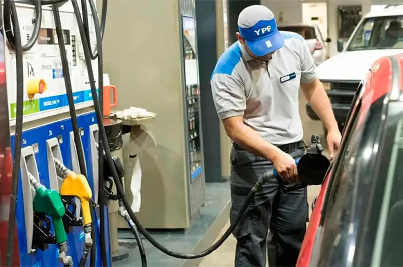 Desde hoy suben los combustibles por bandas horarias: a qué hora conviene cargar nafta en YPF ...