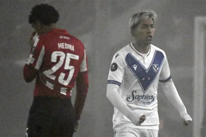 Bajo la niebla, Vélez le ganó Estudiantes y es campeón de la Supercopa ...