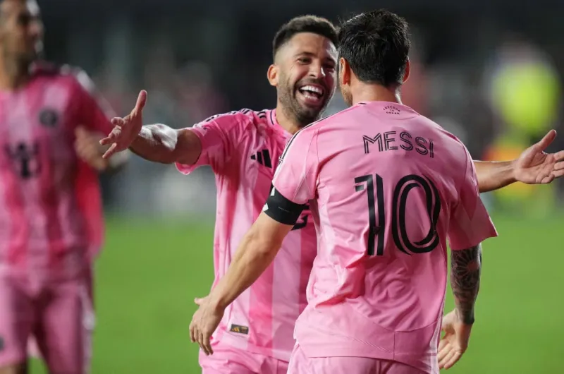 La magia de Messi: doblete y victoria que mete a Inter Miami en los playoffs - Lionel Messi fue ...