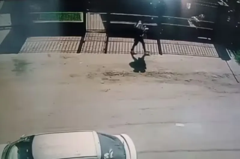 Con el cuerpo envuelto en una frazada, así salía de su casa el hombre que mató a su hijastro ...