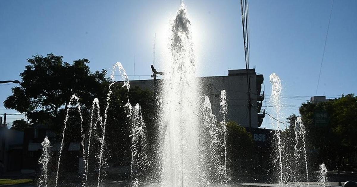 Novinha rabuda de vestido