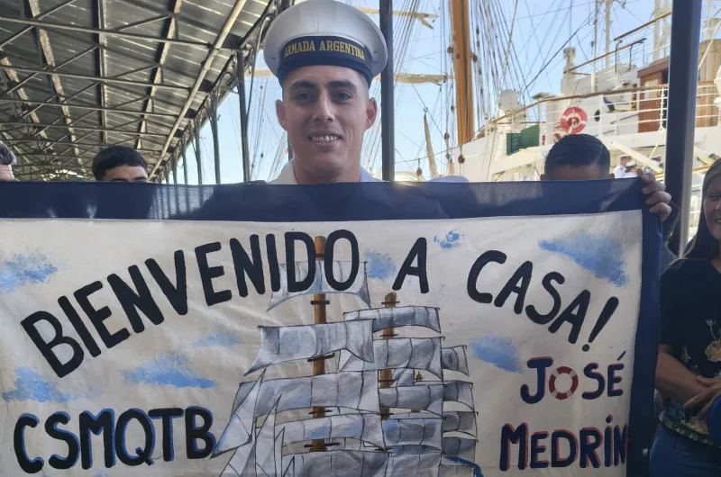 El emocionante regreso de José Medrin Serrano, el joven marino loretano ...