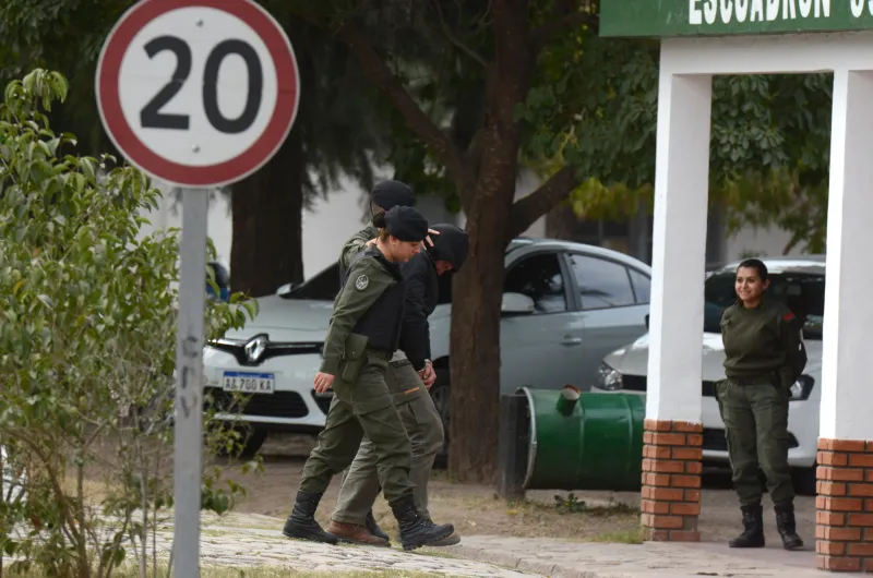Detienen a tres efectivos por operativos truchos en Alberdi y jaquear ...