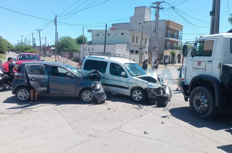 Triple choque en una transitada esquina de la Capital dejó importantes ...